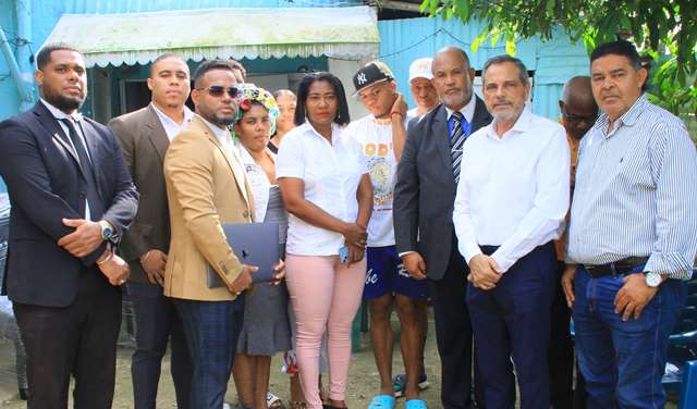 Comisionado Noboa visita familiares del prospecto de béisbol fallecido ...