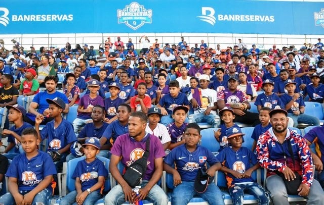 DCNB lleva más de 2 mil niños a encuentro entre Estrellas y Licey ...